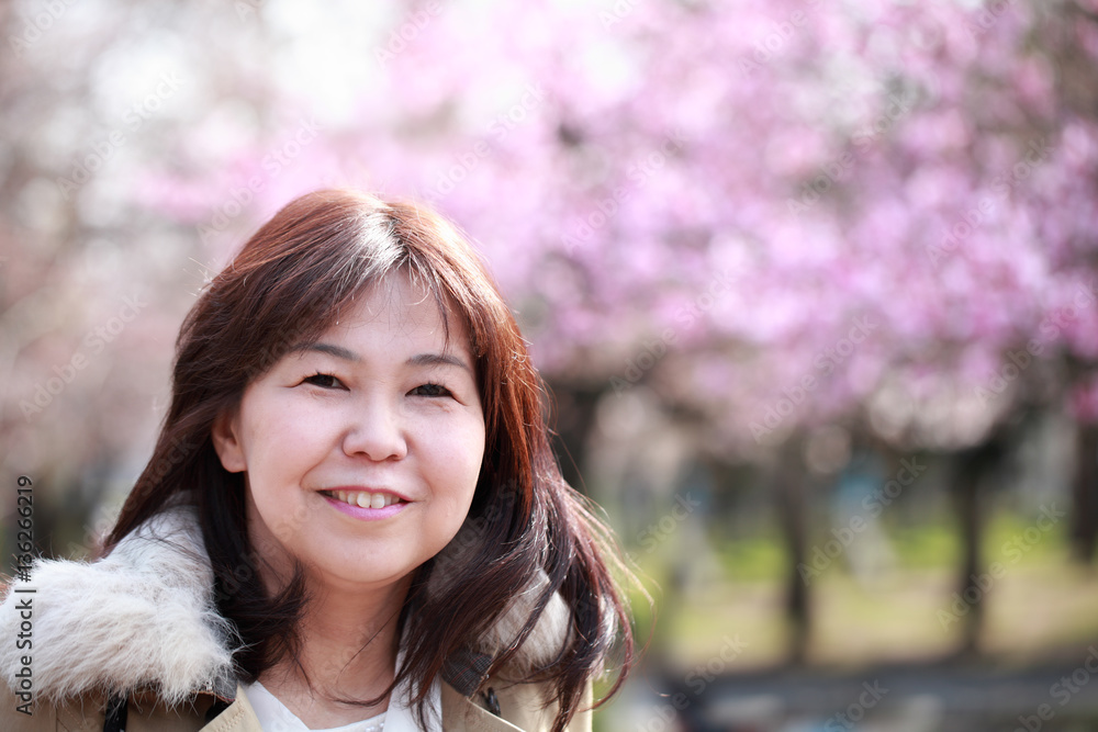 笑顔の50代女性 Stock 写真 | Adobe Stock