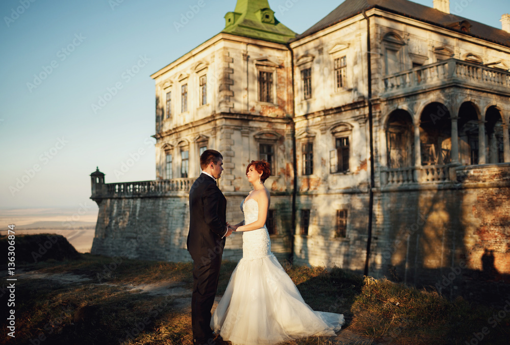 amazing bride and her husband wandering the streets of a big ci Stock ...