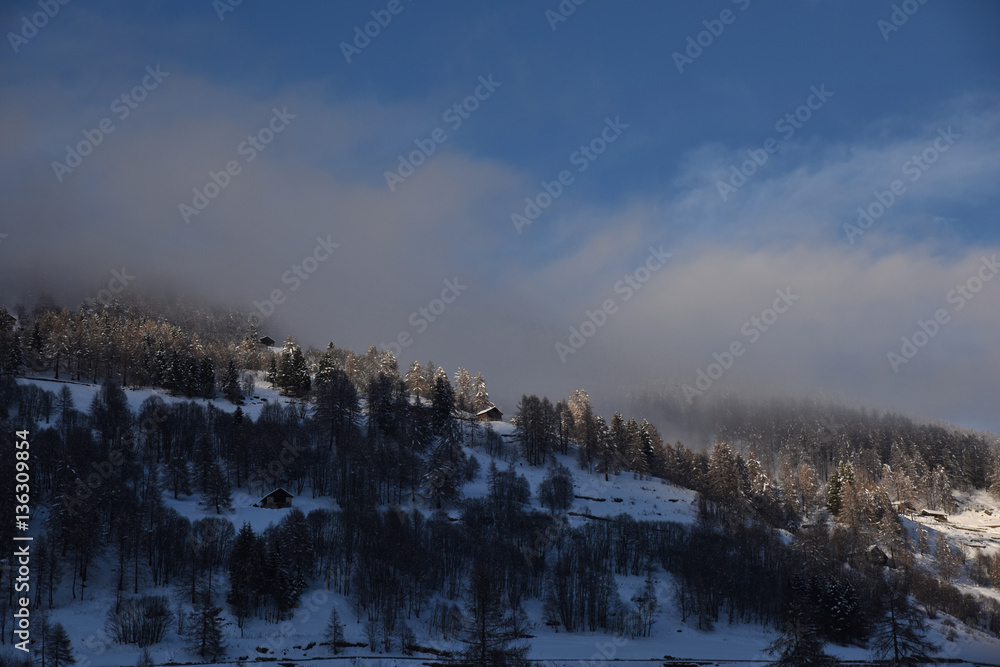 Foto Stock paese di montagna con neve nevicata nevica case di montagna ...