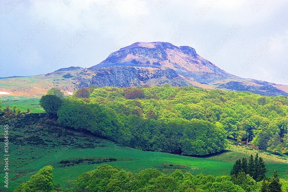 Foto Stock Der erloschene Vulkan Puy de Monchal, Vulkanauvergne | Adobe ...