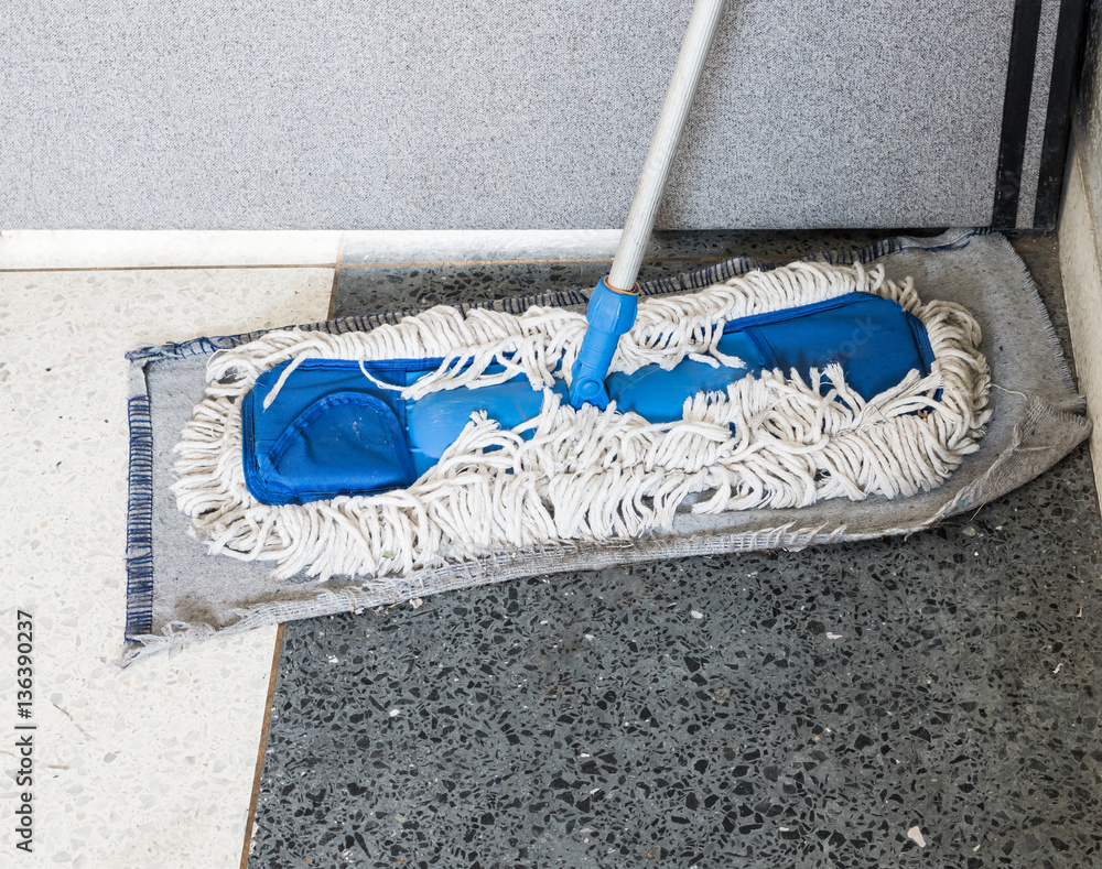 Foto de Dirty old mop with the dust. do Stock | Adobe Stock