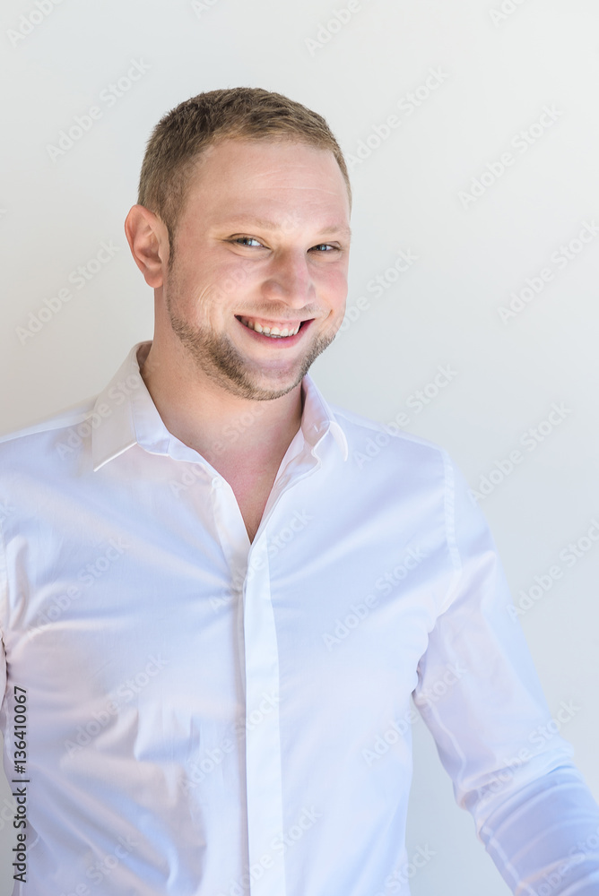 handsome caucasian man wearing white shirt foto de Stock | Adobe Stock