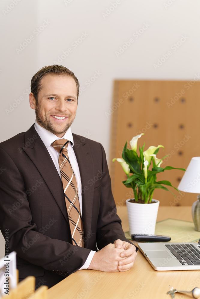 freundlicher rezeptionist am arbeitsplatz im hotel Stock-Foto | Adobe Stock