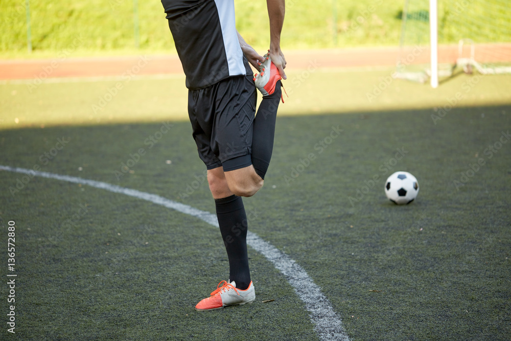 soccer player stretching leg on field football Stock-Foto | Adobe Stock