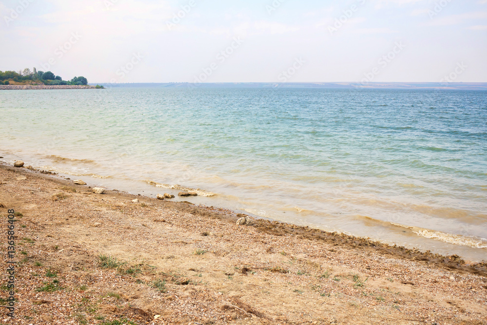 Foto Stock Shore and beach of costesti big blue lake, north of republic ...