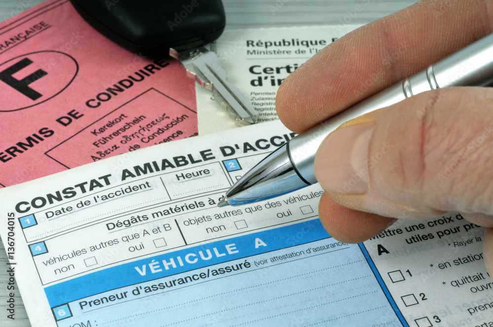Personne remplissant un constat amiable d'accident Stock Photo | Adobe ...