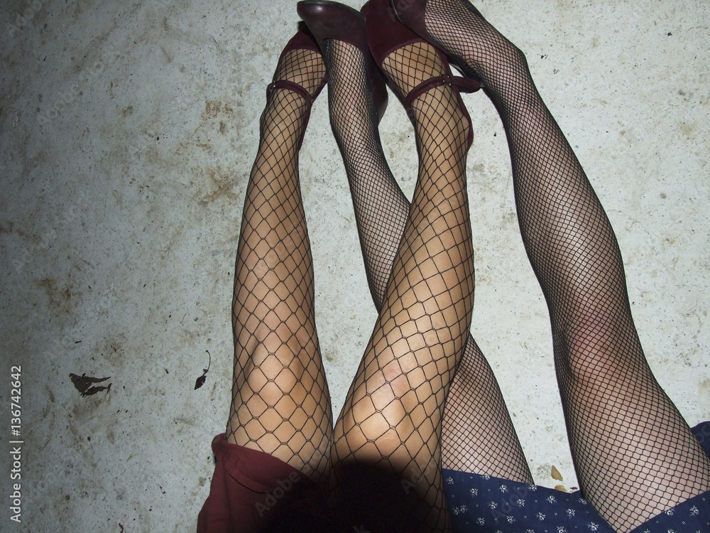 Frauenbeine in Netzstrümpfen Stock-Foto | Adobe Stock