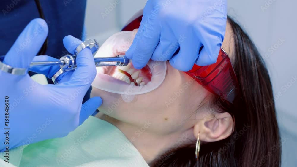 Vidéo Stock Anesthesia of the teeth with the help of injections from ...