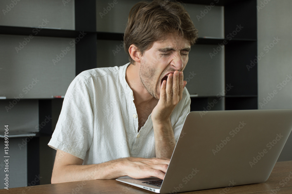 Foto de Fatigue au travail do Stock | Adobe Stock