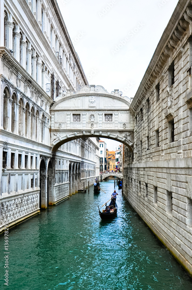Couple in Venice float under the Bridge of Sighs by gondola boat. The ...