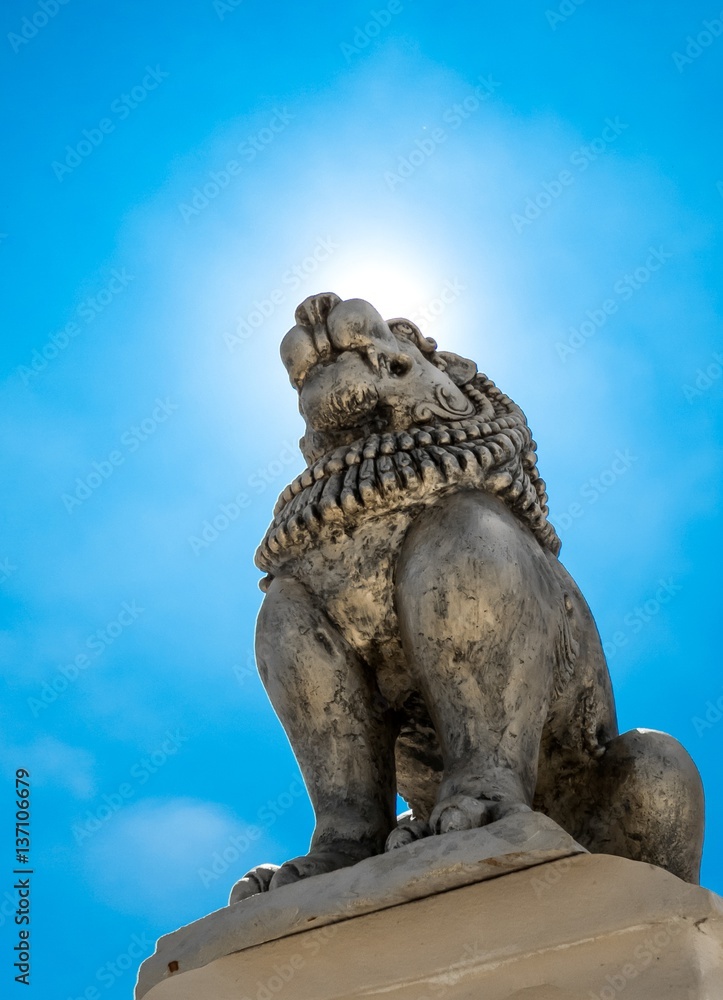 Foto de Brave Lion Posture sitting Statue on a mountain view top cliff ...