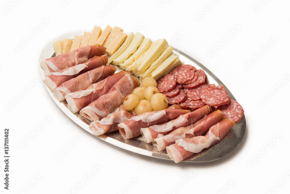 Foto Stock Vassoio di salumi, prosciutto e formaggi | Adobe Stock