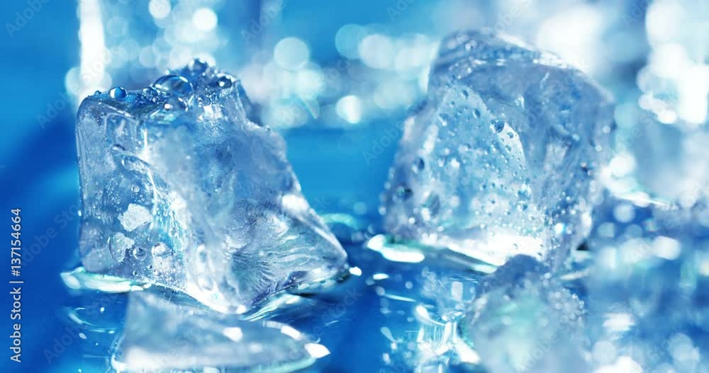 Vidéo Stock Macro shot of pure water ice cubes that melt in slow motion ...