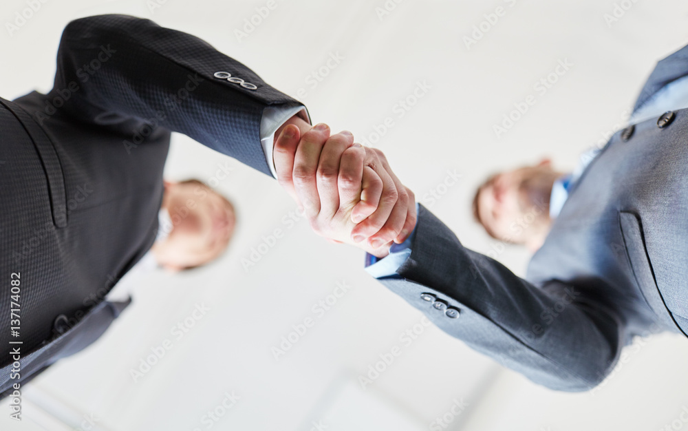Geschäftsleute machen Business Handschlag Stock-Foto | Adobe Stock