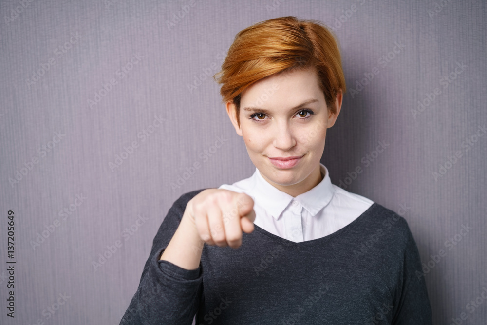 frau zeigt mit dem finger auf dich Stock-Foto | Adobe Stock