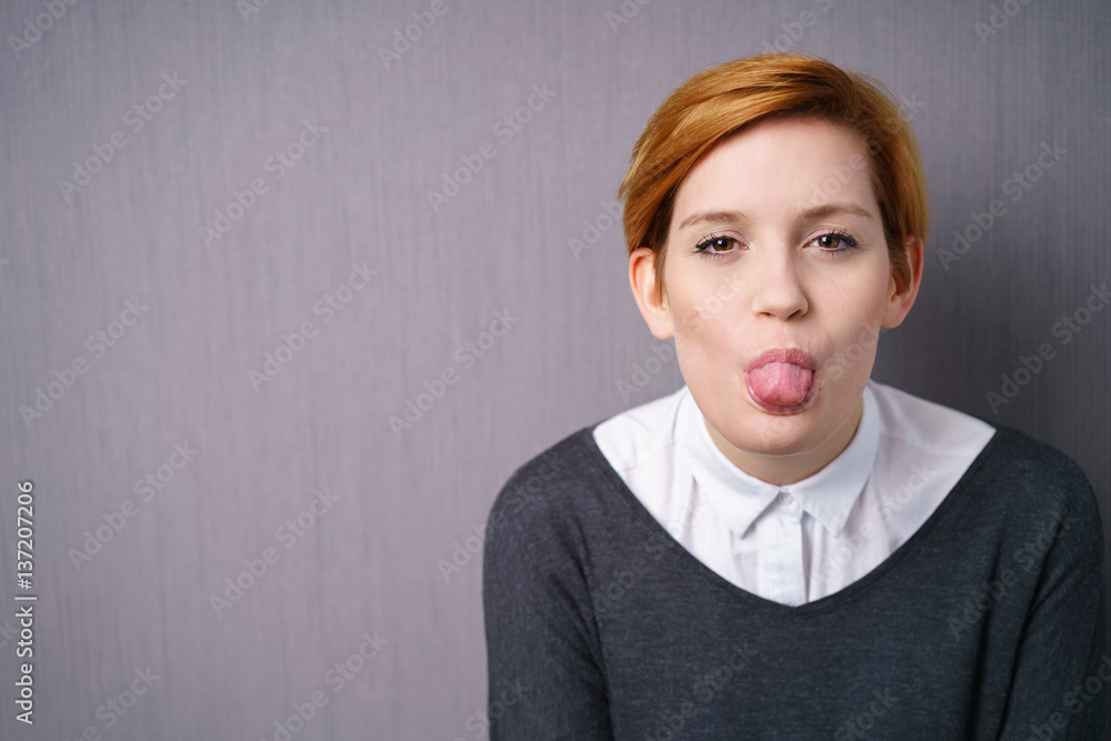 frau streckt die zunge raus Stock Photo | Adobe Stock