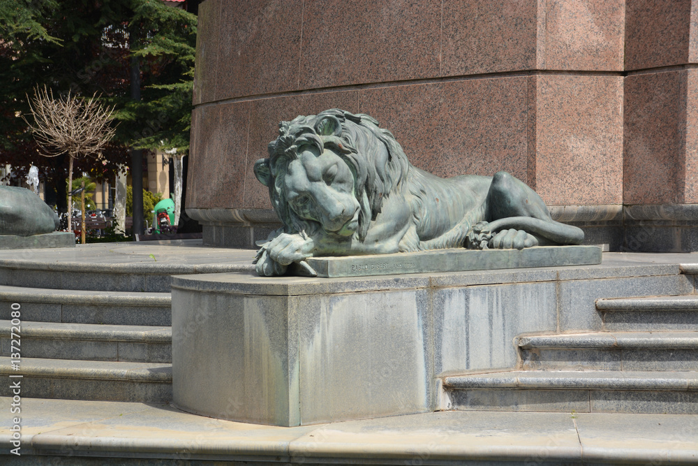 estatua de un león dormido Stock Photo | Adobe Stock