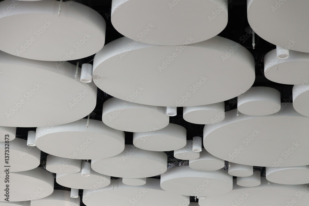 Foto de Decorative white round plasterboard gypsum ceilings in the ...
