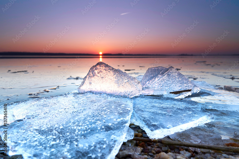 Eisschollen am Seeufer Stock-Foto | Adobe Stock