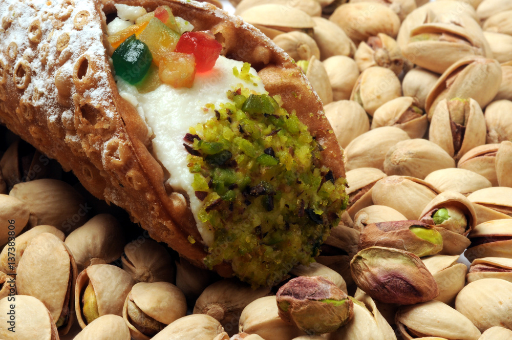 Cannolo siciliano كانولي Կանոլի 카놀리 Cannoli siciliani 奶油甜馅煎饼卷 קנולי カン ...