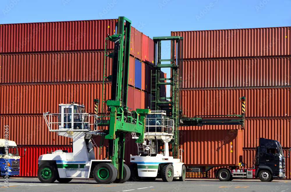 Foto de Toplifter handling cargo container loading to container trailer ...