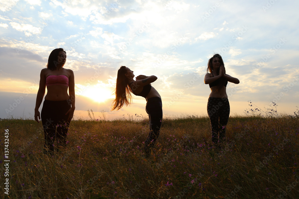 Girls become in variety poses and show each other for exchange o Stock ...