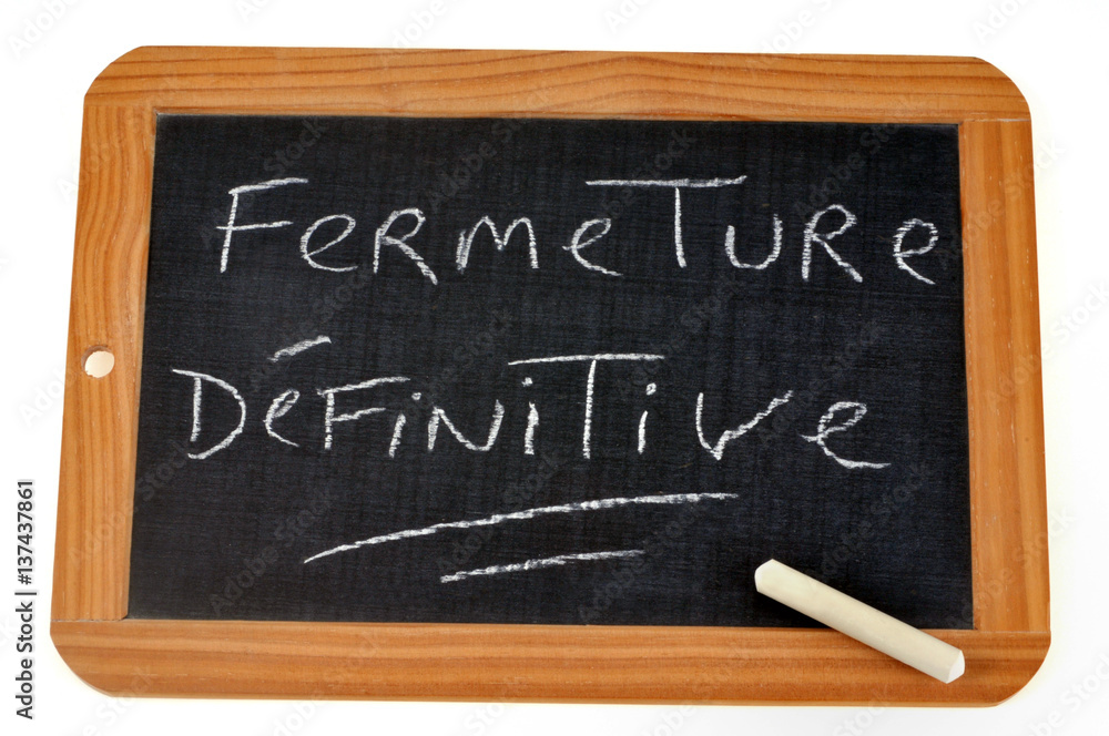 Fermeture définitive écrit sur une ardoise Stock Photo | Adobe Stock