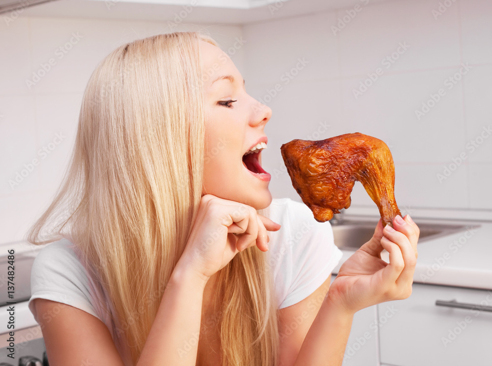 Foto de woman eating chicken do Stock | Adobe Stock