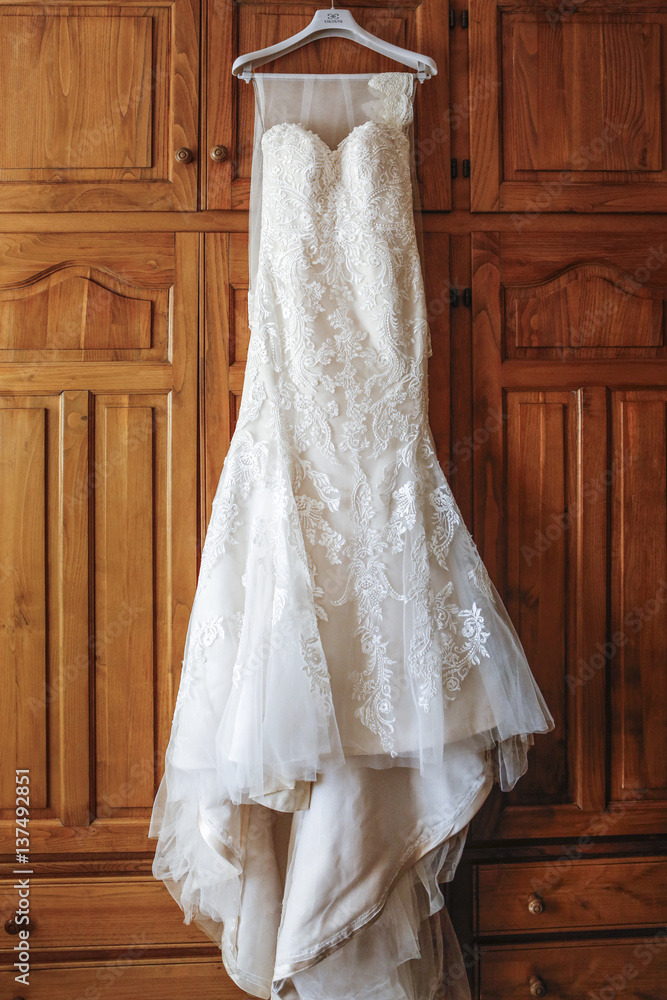 Abito da sposa intero, appeso su gruccia su armadio in legno Stock ...