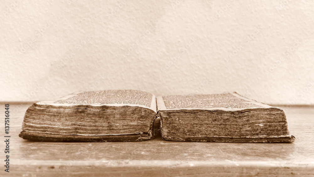 offenes Buch Stock-Foto | Adobe Stock