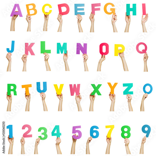 Hände halten bunte Buchstaben und Zahlen Alphabet - freigestellt ...