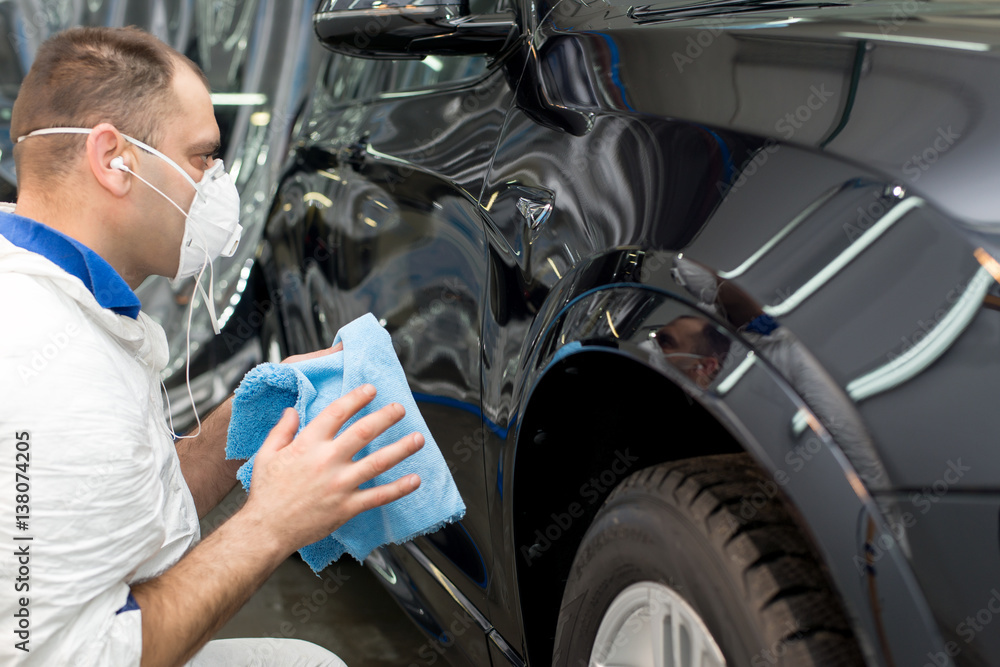 Man on a car wash polishing car with a polish machine Stock-Foto ...