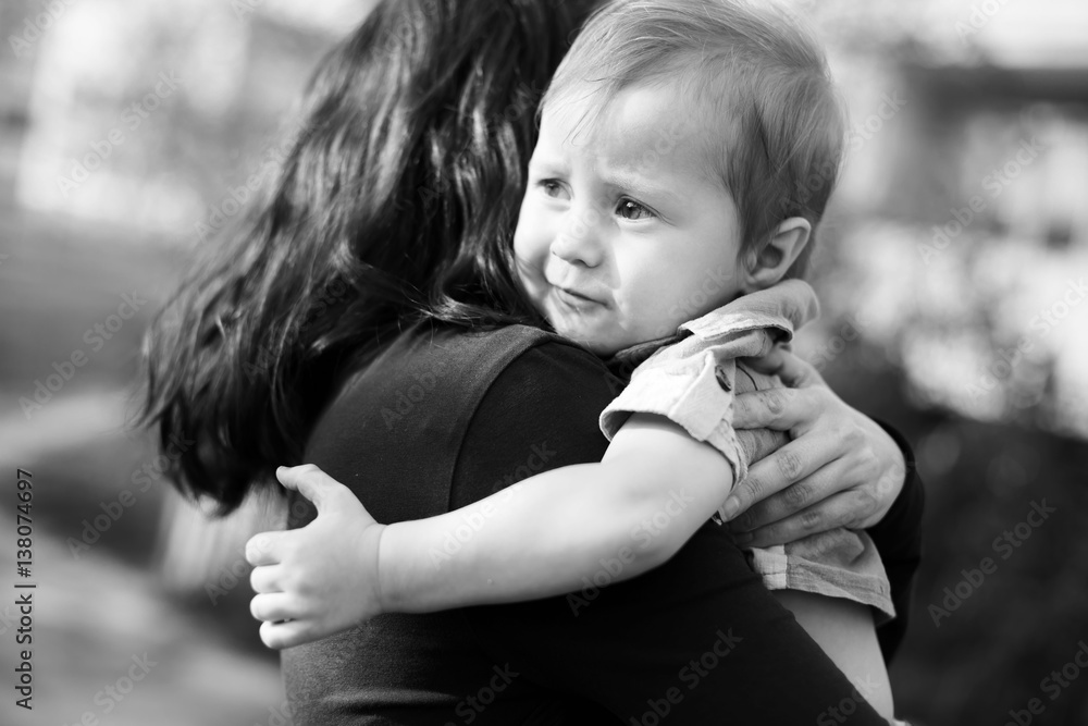 Foto de Mom holds baby son. A woman holding a child in her arms. Happy ...