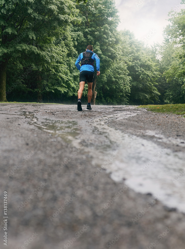Foto de Muscular calves of fit male jogger training for cross country ...