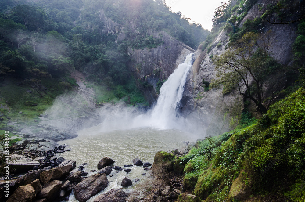 Foto de Dunhinda Falls is a waterfall located about 5 kilometres from ...