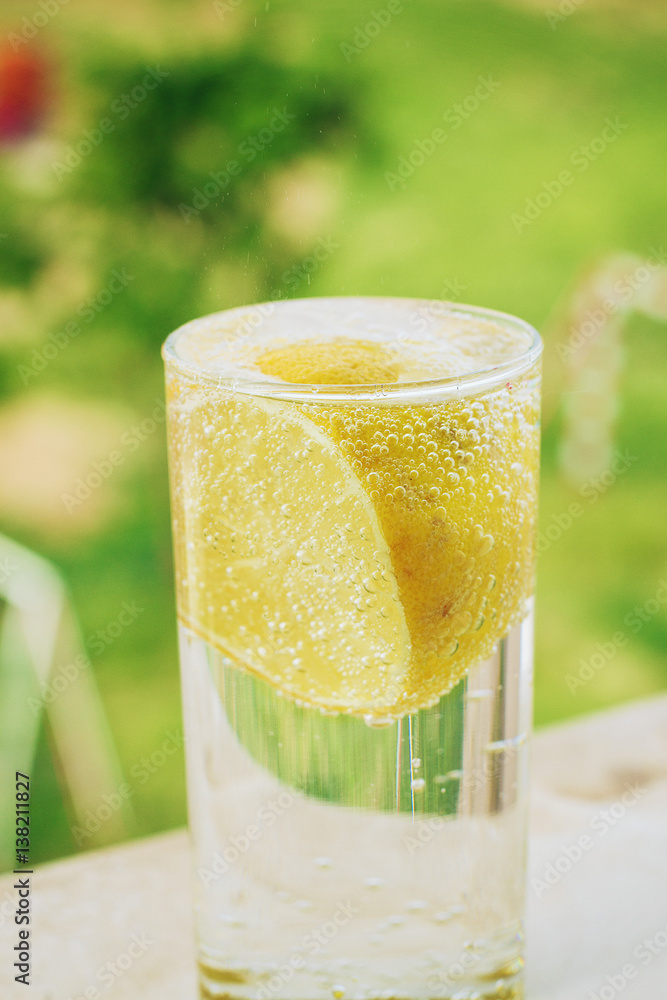 Limonada fría en vaso de cristal foto de Stock | Adobe Stock
