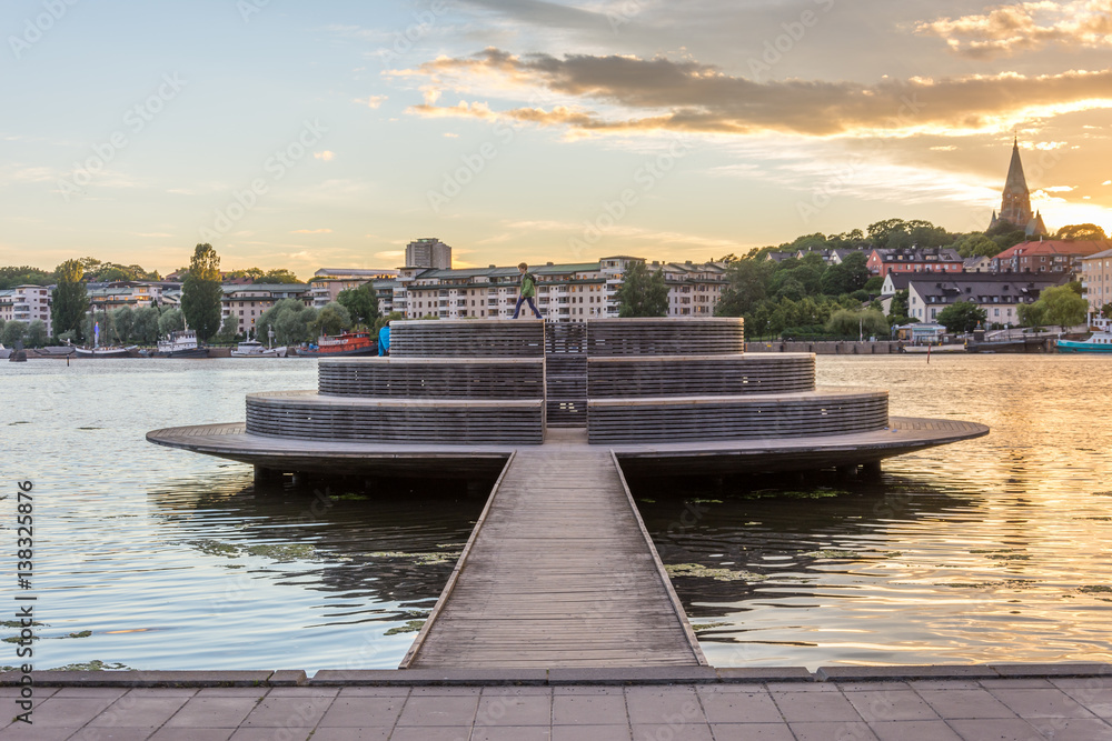 Den runda sol och badbryggan vid Sickla Udde i Hammarby sjöstad benäms ...