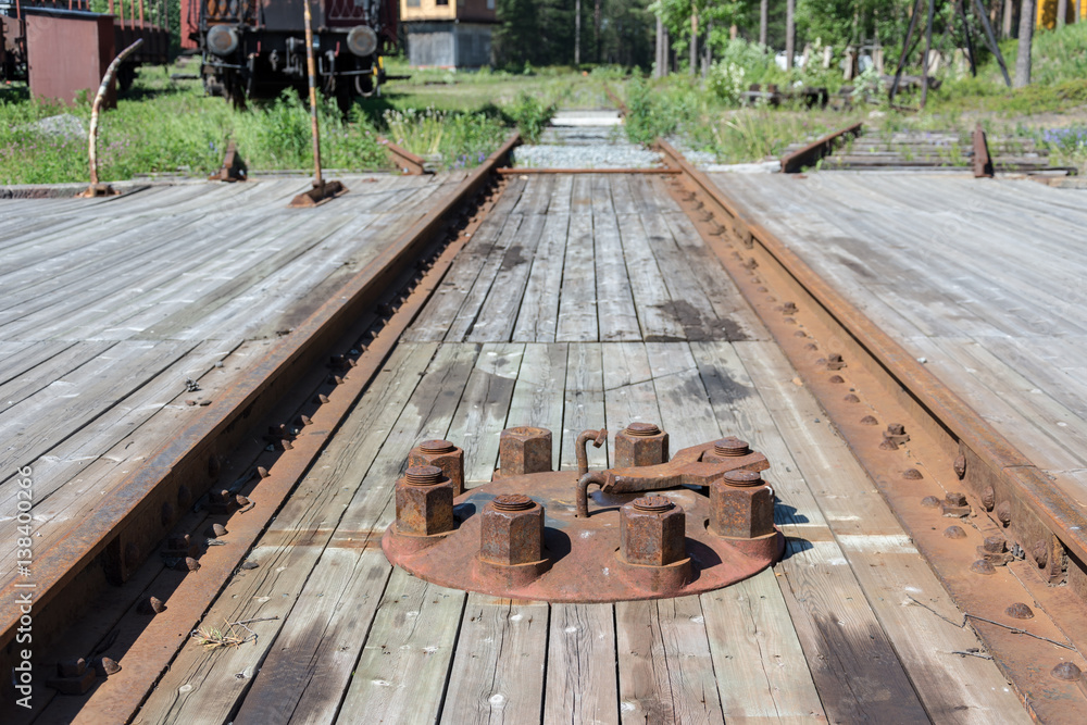 Centrum av en vändskiva med bultar och lager för att rotera järnvägslok ...