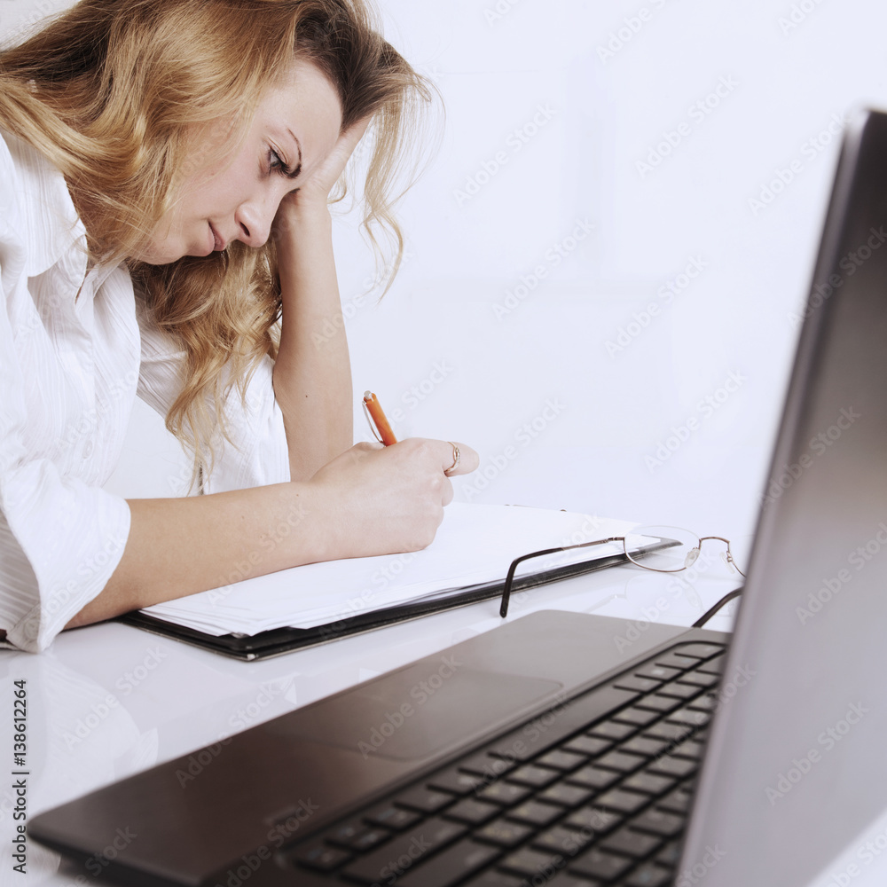 Young tired, stressed and frustrated business woman desperate working ...