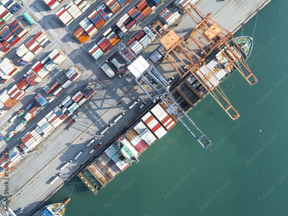 Foto de the container vessel is opening hatch cover to transition cargo ...