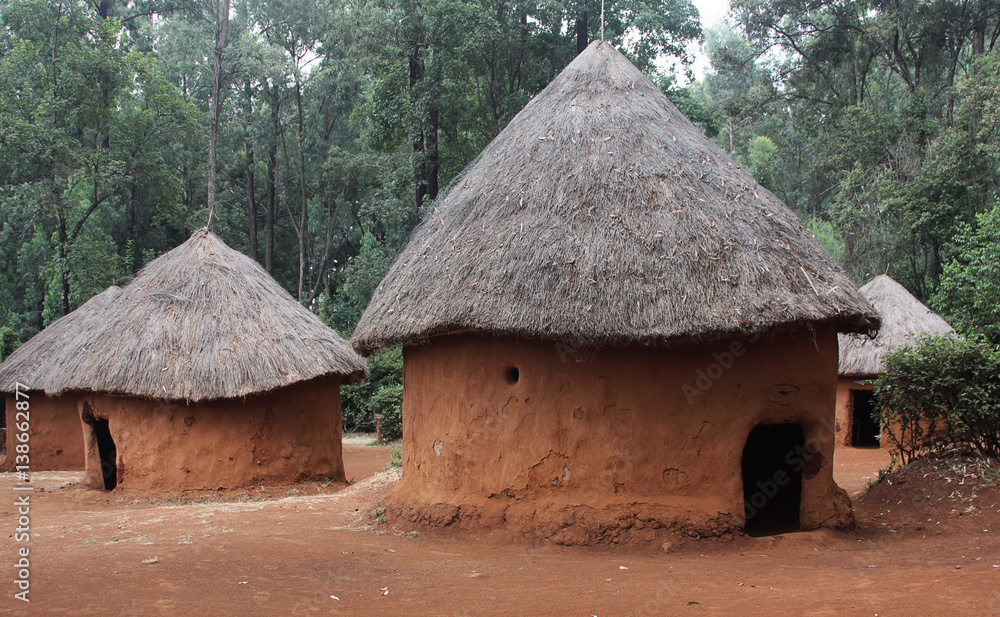 Mud huts in a traditional Kenyan village` foto de Stock | Adobe Stock