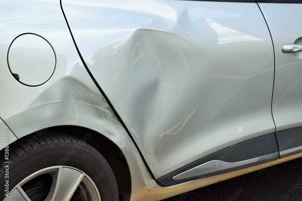 PKW mit Blechschaden nach Unfall an der hinteren Beifahrerseite in ...