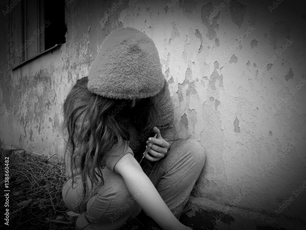 Young women use drugs in injection, young girl junkie with drug ...