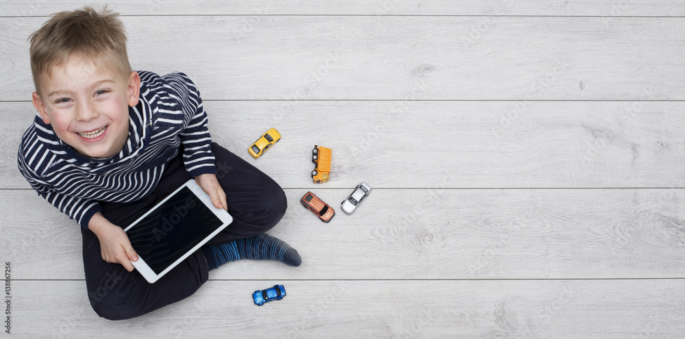 kid using on ipad foto de Stock | Adobe Stock