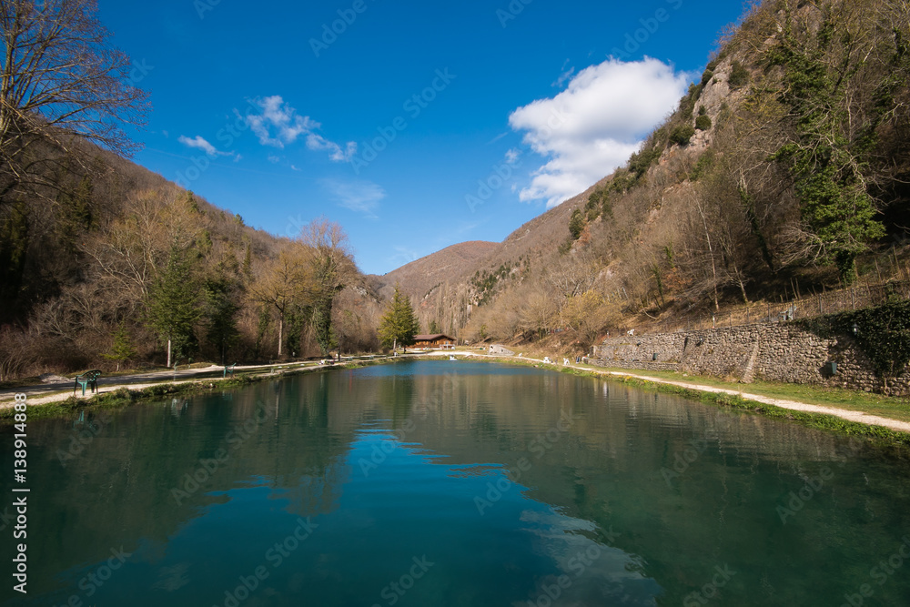 Foto de Lago di Vigi o di Loch Ness in Umbria do Stock | Adobe Stock