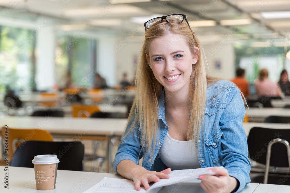 Studentin in Seminarraum Stock-Foto | Adobe Stock