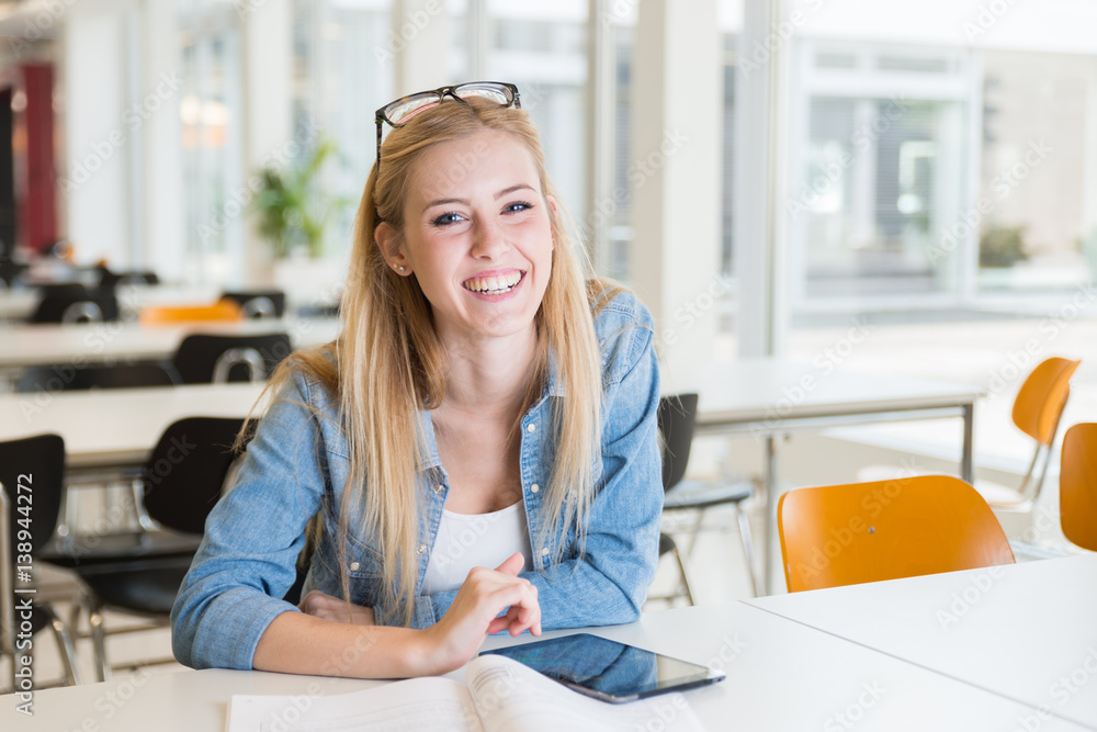 Studentin beim Lernen mit Tablet Stock-Foto | Adobe Stock