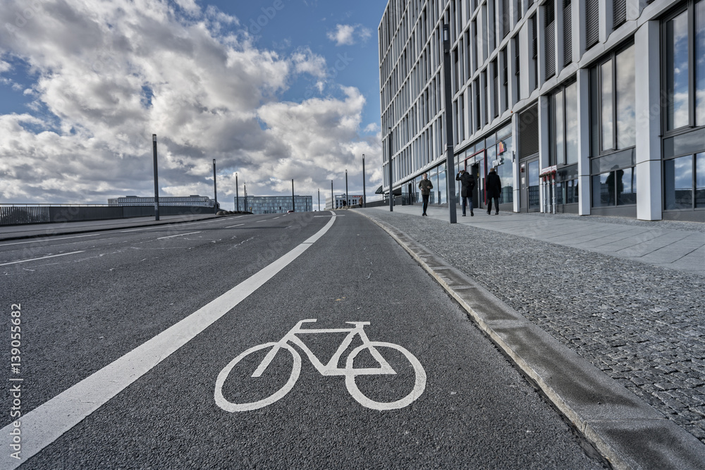 Radweg in der Stadt Stock-Foto | Adobe Stock