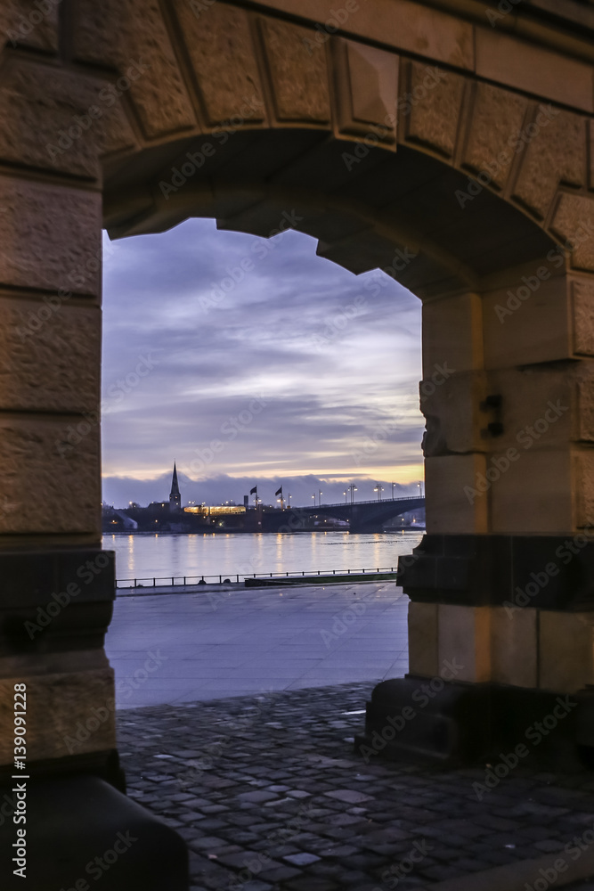 Blick durch ein Tor am Rheinufer in Mainz am frühen Morgen Stock-Foto ...