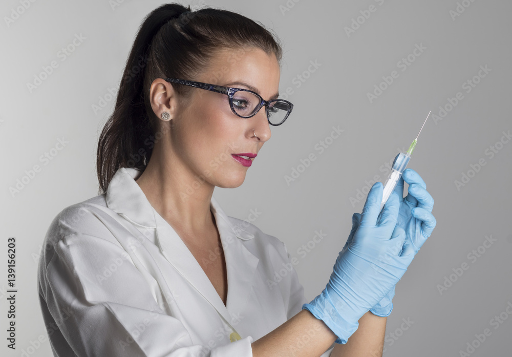 Guapa Doctora con jeringa foto de Stock | Adobe Stock